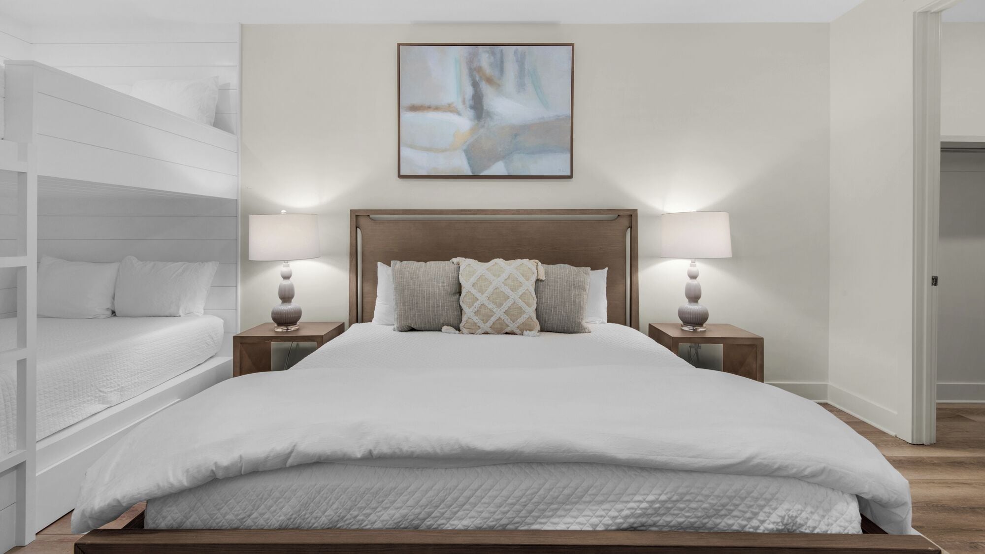 Apartamento em Condomínio Fechado, 1 cama king-size, pátio, vista para o jardim (Pinewood30A 415) | 2 quartos, com decoração personalizada, com mobília individualizada 