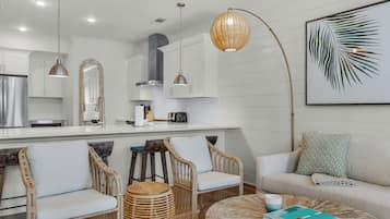 Apartamento em Condomínio Fechado, várias camas, pátio (Pinewood30A 317) | Interior