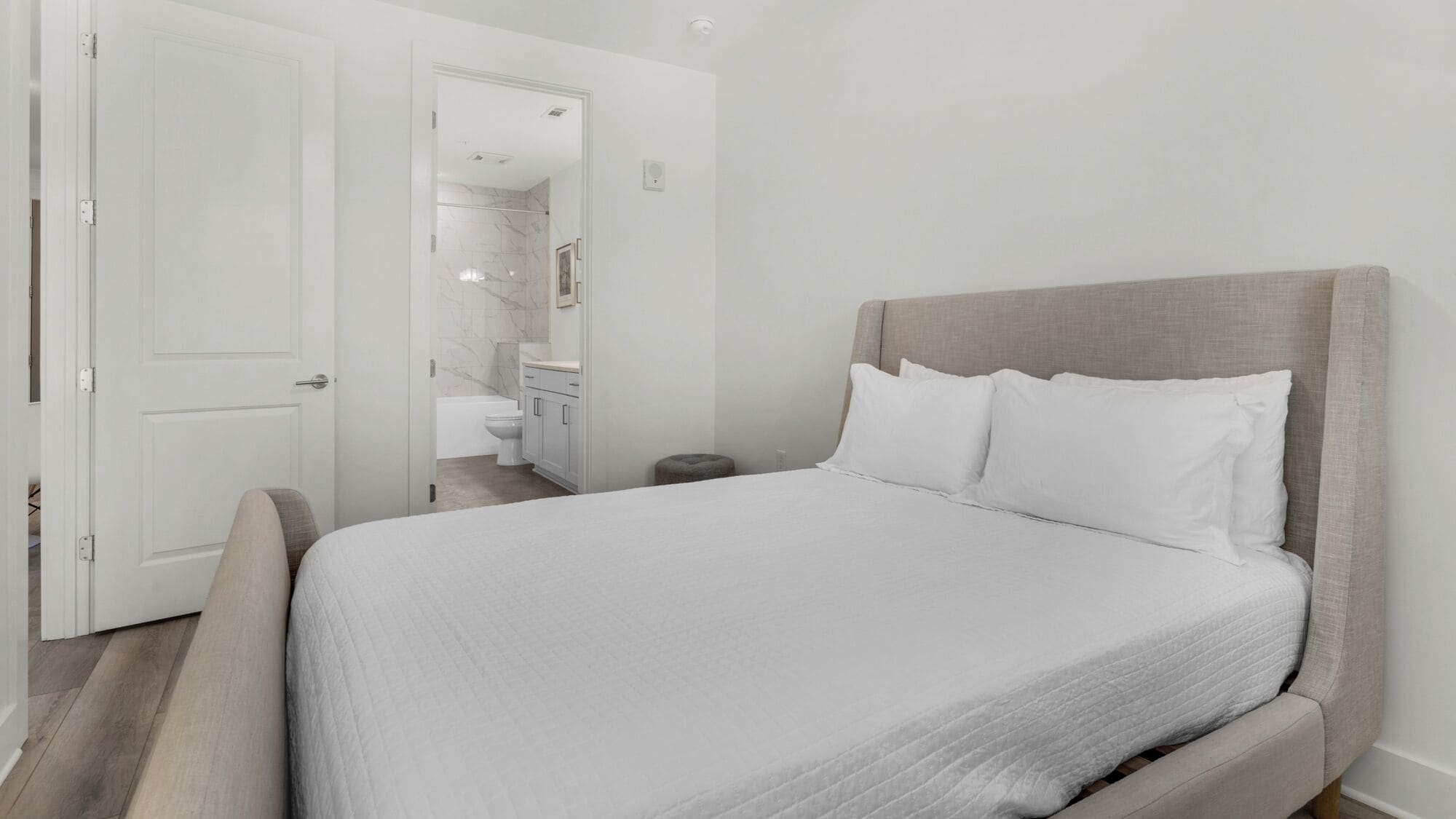 Apartamento em Condomínio Fechado, 1 cama queen-size e sofá-cama, pátio (Pinewood30A 318) | 2 quartos, com decoração personalizada, com mobília individualizada 