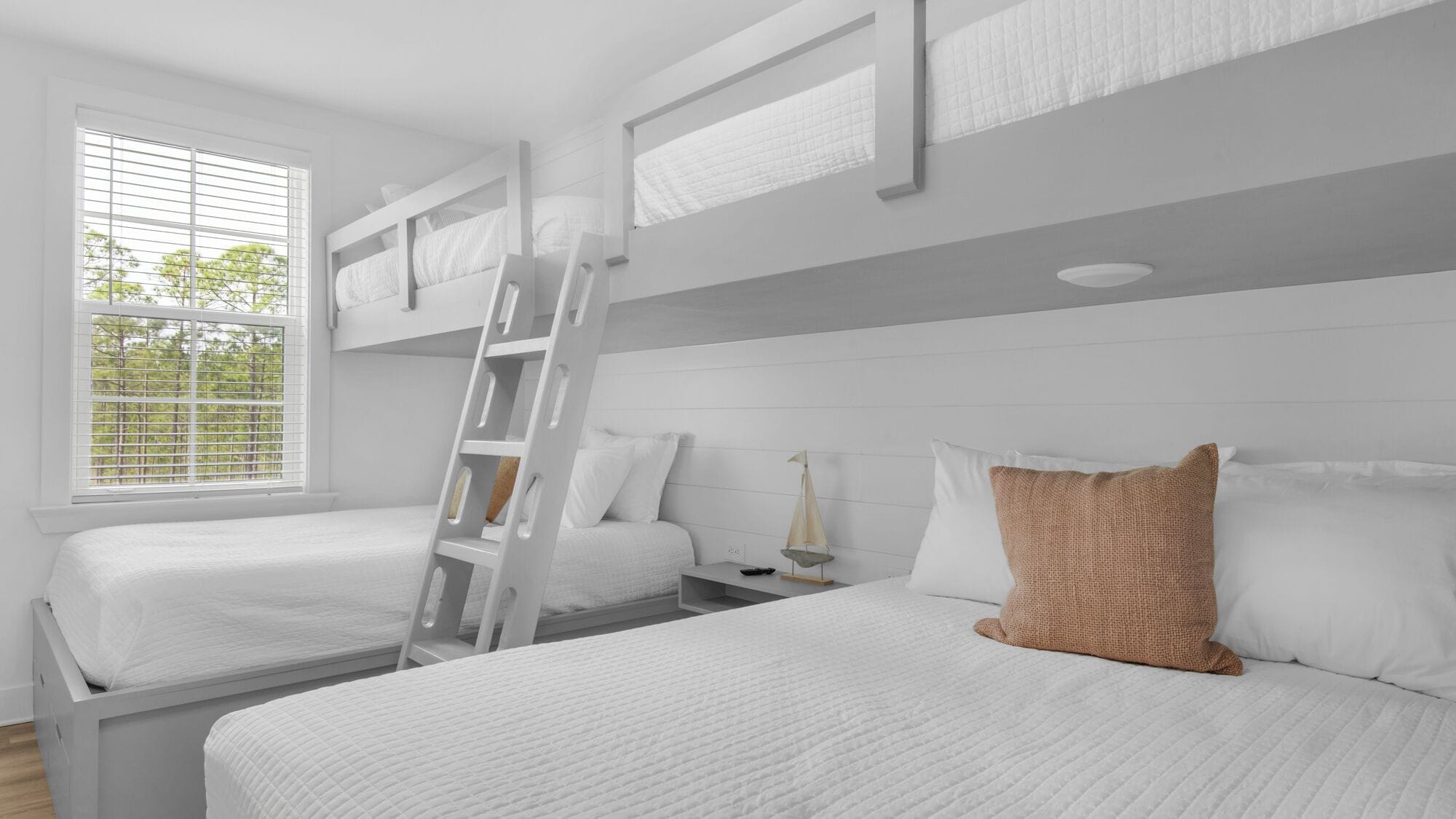 Apartamento em Condomínio Fechado, várias camas, pátio (Pinewood30A 437) | 2 quartos, com decoração personalizada, com mobília individualizada 