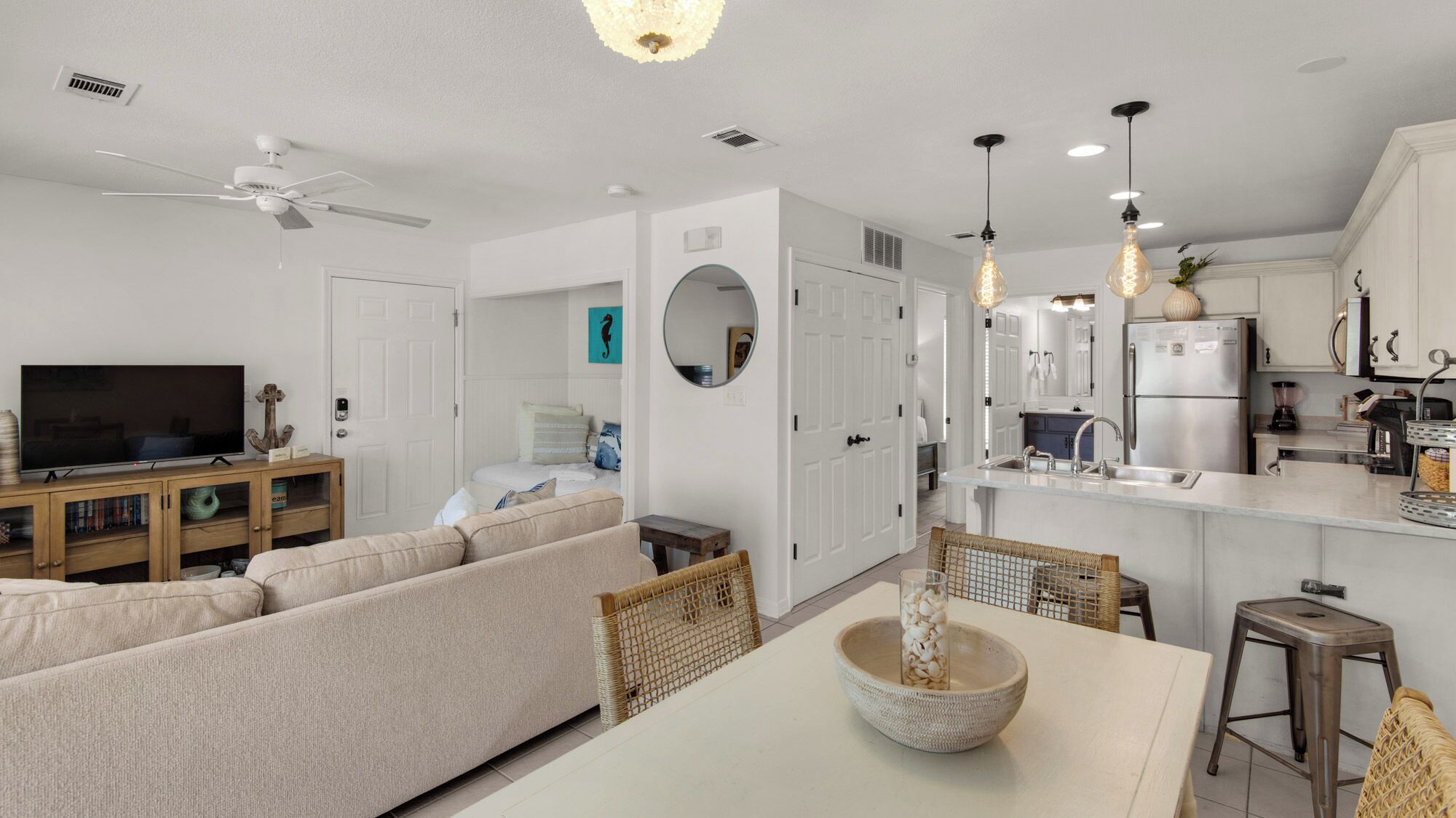 Apartamento em Condomínio Fechado, várias camas, varanda, vista para a piscina (Rollin Tide C7) | Interior