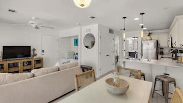 Apartamento em Condomínio Fechado, várias camas, varanda, vista para a piscina (Rollin Tide C7) | Interior