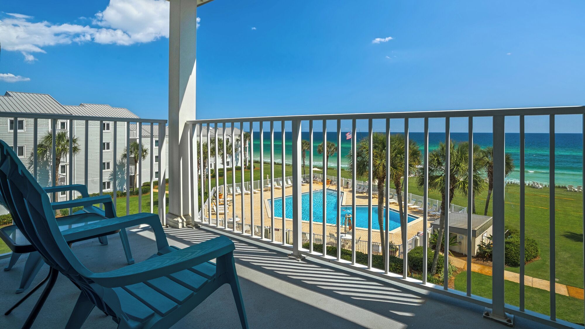 Apartamento em Condomínio Fechado, várias camas, pátio, vista para o oceano (Sand Cliffs 405) | Terrenos do alojamento