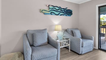 Casa, várias camas, varanda (St Thomas Square 109 - No Pets) | Sala de estar | Televisor de ecrã plano de 42 polegadas com canais digitais