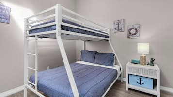 Casa, várias camas, varanda (St Thomas Square 109 - No Pets) | 1 quarto, com decoração personalizada, com mobília individualizada