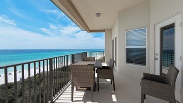 Condo, várias camas, sacada, vista para o oceano (Legacy 403) | Opções para refeição ao ar livre