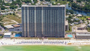 Hotel alto com piscina e acesso à praia.