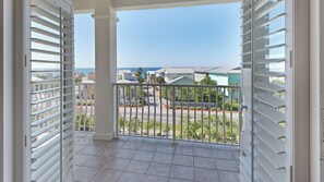 Apartamento em Condomínio Fechado, várias camas, pátio (Villas At Seagrove C401) | Interior