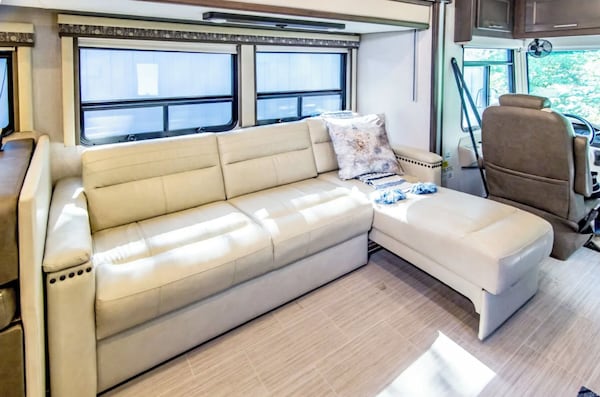 Private Waterfront Glamping Rv - Missouri