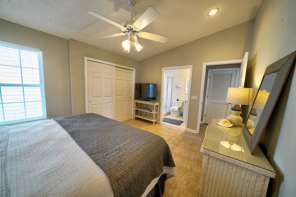 692 Seashell - King & Queen - Includes WIFI** & 2 GOLF CARTS! - Lower ...