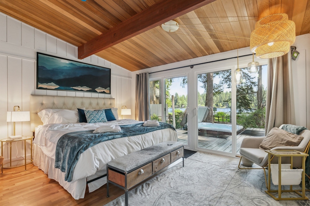 Midcentury Waterfront Retreat W/hottub Dock Beach - Issaquah, WA