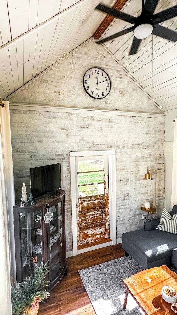 Tiny House + Workspace + Acreage + Near Lake - Albion, MI