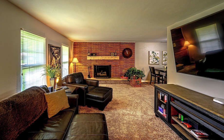 Stylish Retreat: Hot Tub, Spa, Arcade, Pinball\nwpafb Museum - Dayton, OH