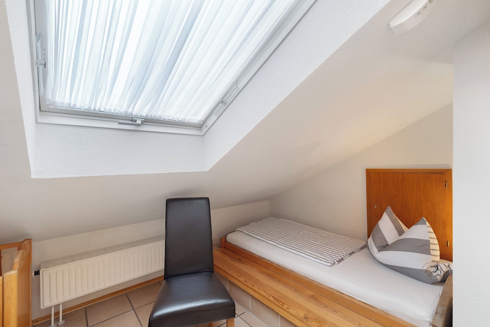 Apartment 'Weingut Geiler - Neucastell' With Shared Garden And Wi-fi - Landau