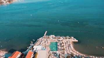 Uma praia privada, bares na praia 