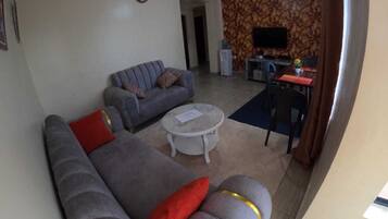 Apartamento Comfort | Sala de estar | Smart TV de 32 polegadas com canais digitais