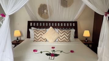 Quarto casal | Frigobar, cofres nos quartos, individualmente decorados