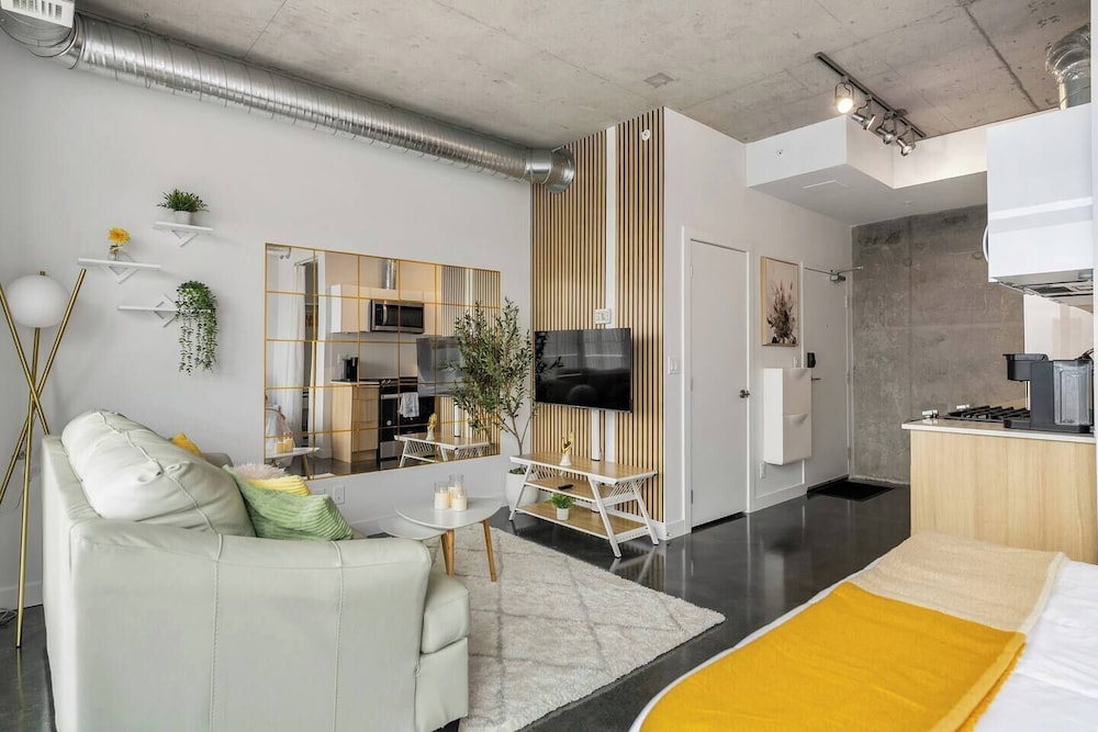 Designer Studio In The Sky - Views, Ac, Patio - Calgary