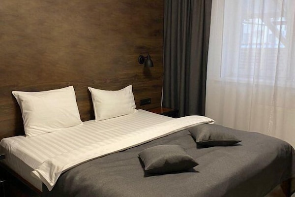 Quarto casal econômico | Cofres nos quartos, quartos à prova de som