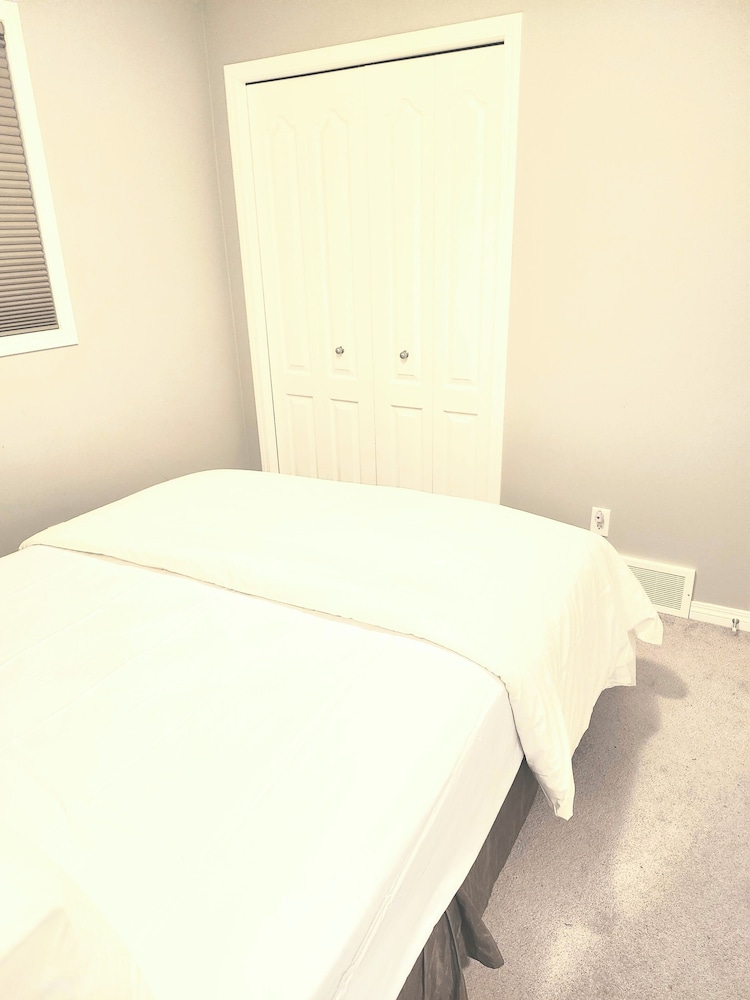 Entire Comfy 2000 Sq. Ft. Home | 3bdr | 2.5 Bath | 15 Mins From Airport - Calgary