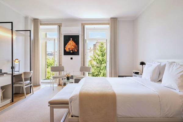 Quarto Deluxe, vista para o jardim | Minibar, cofre no quarto, com decoração personalizada