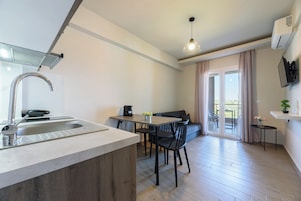 Apartamento Familiar, vista para o jardim | Cozinha privada | Uma máquina de café expresso, uma cafeteira/bule, um frigorífico
