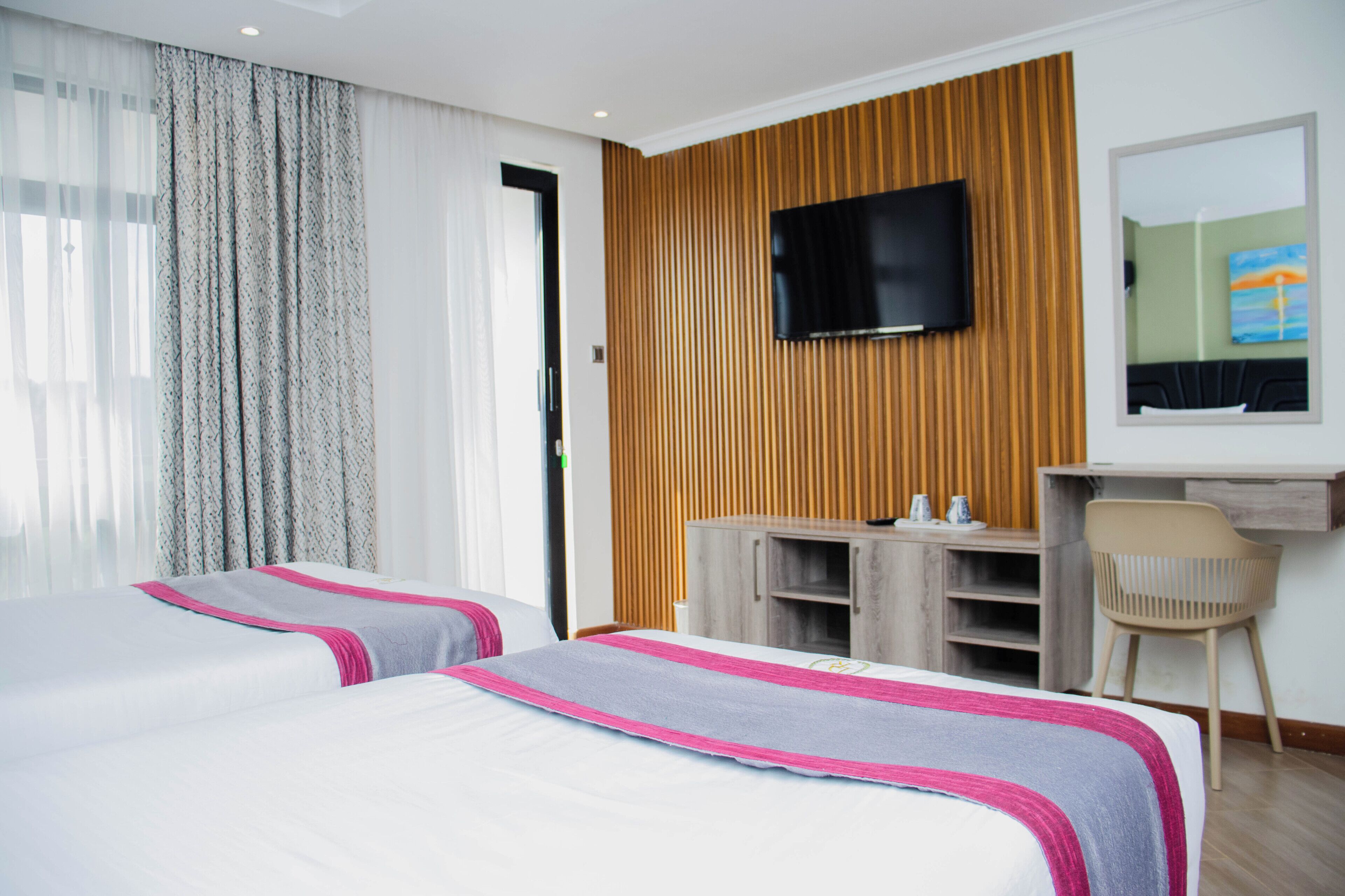 Escrivaninha, cortinas blackout, Wi-Fi de cortesia