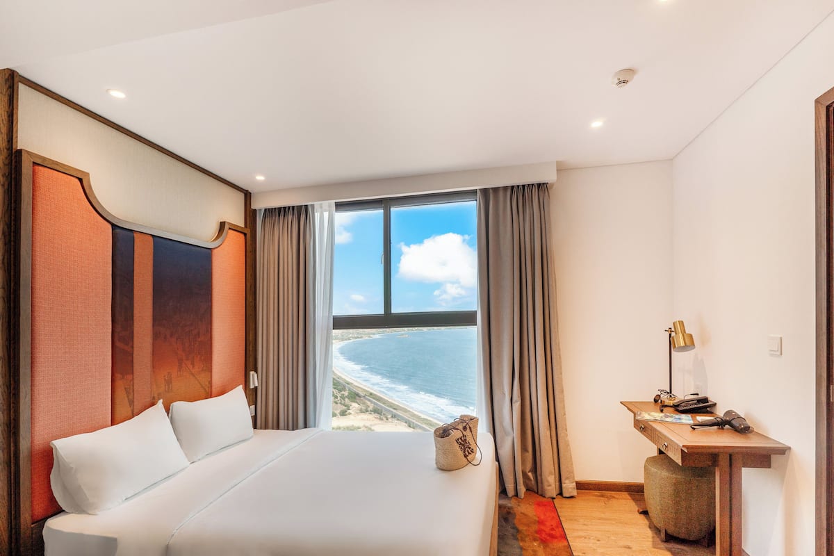 Apartamento de Luxo, vista para a praia | 1 quarto, minibar, secretária