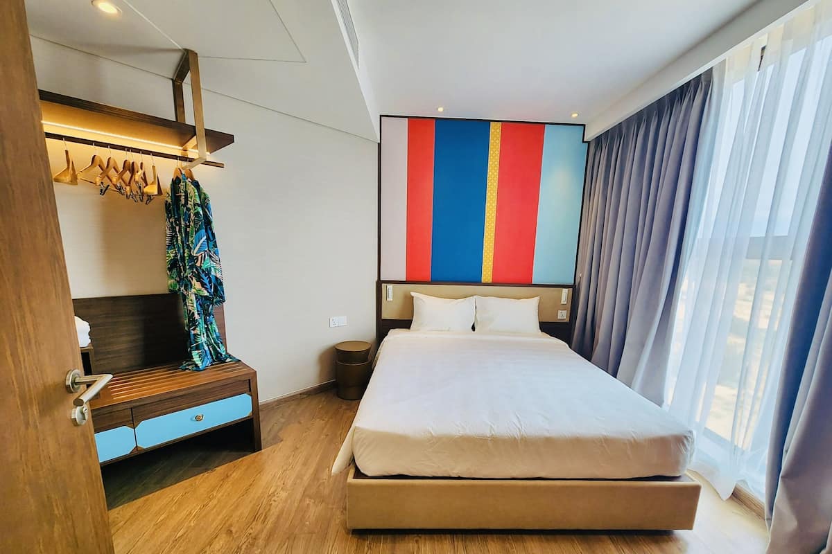 Apartamento Deluxe, vista para a piscina | 1 quarto, minibar, secretária