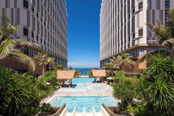 5 piscinas exteriores, nadadores-salvadores no local