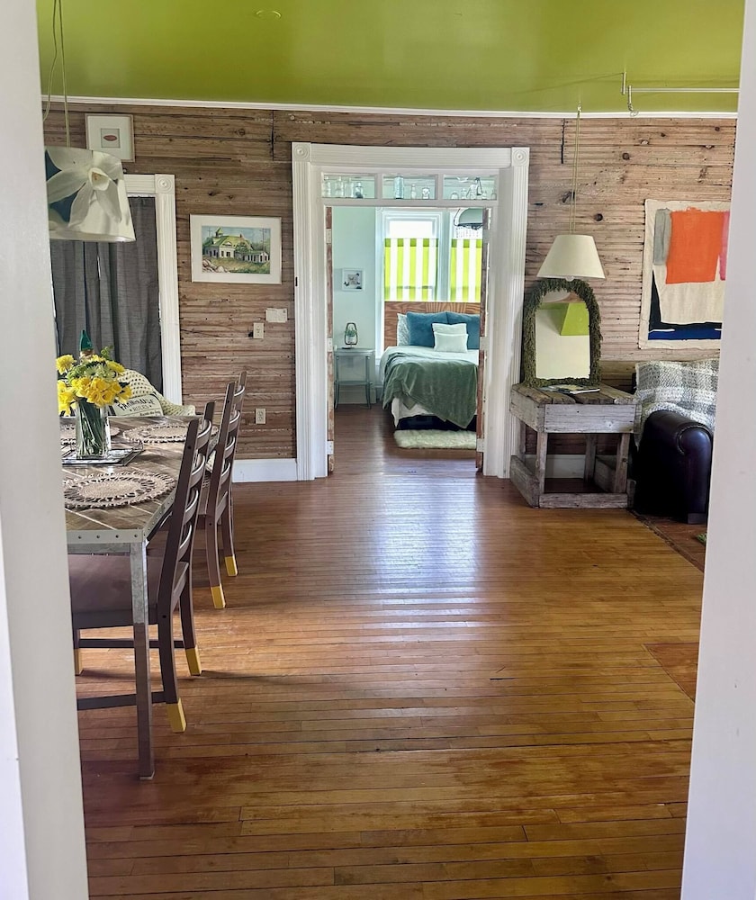 Cute & Artsy Condo 1mi From Crystal Lake, & 7mi From Frankfort - Honor, MI