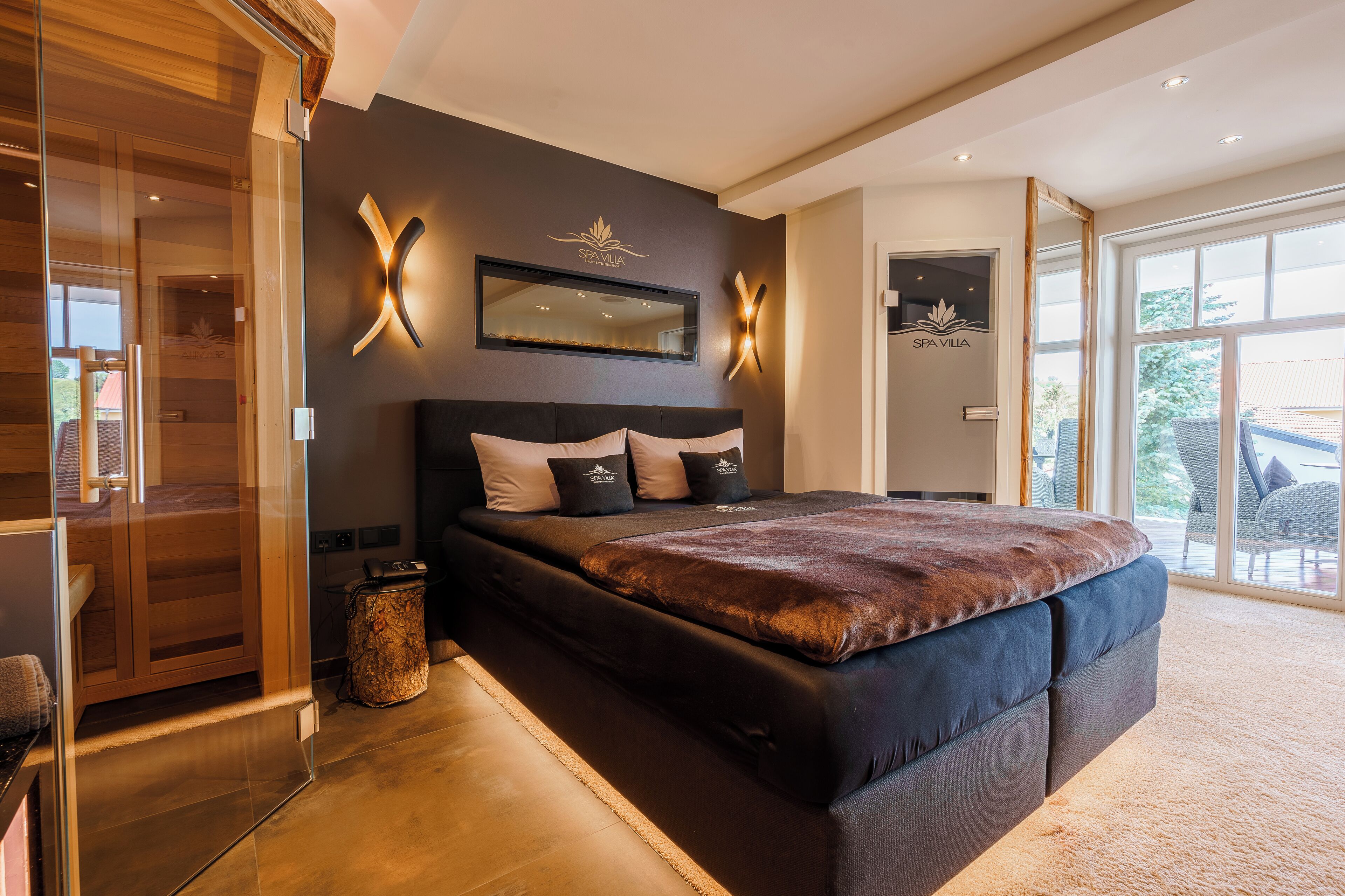 Quarto moderno com cama grande, guarda-roupa de porta de vidro e vista para o exterior.