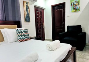 Secretária, secretária adequada para computadores portáteis 