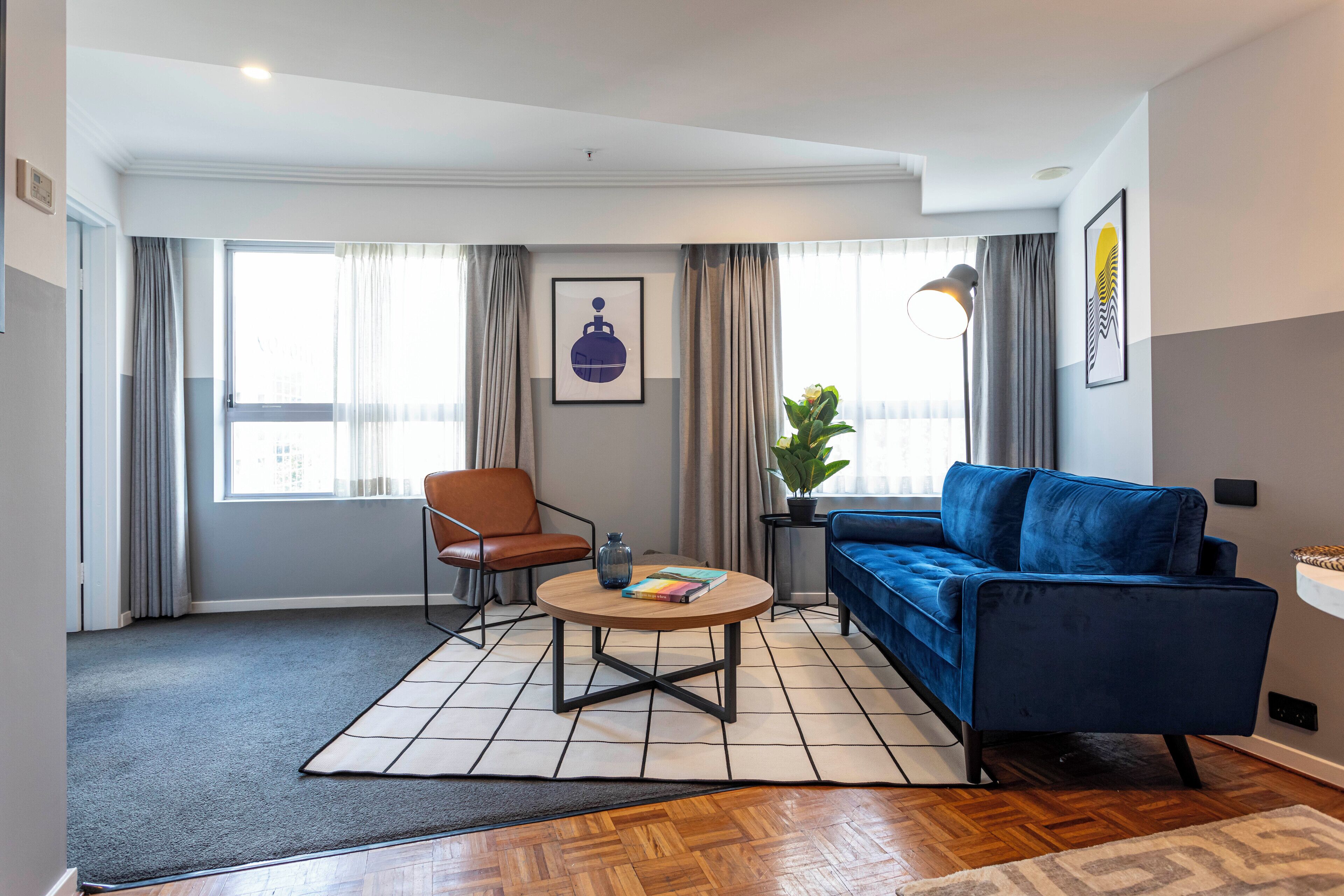 Apartamento clássico | Escrivaninha, cortinas blackout, ferros/tábuas de passar roupa