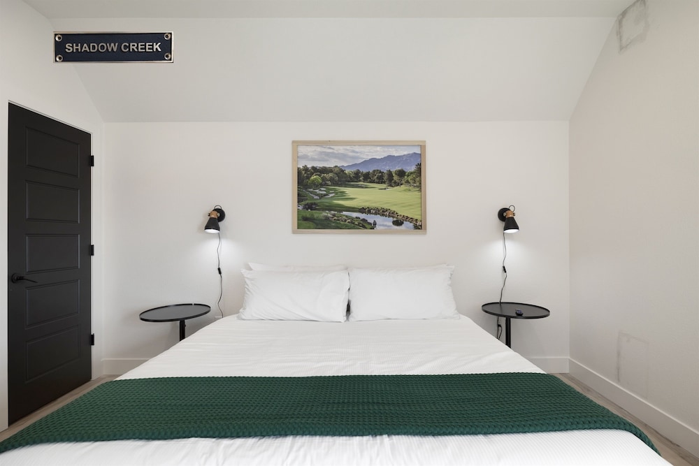 Lakefront w/ golf simulator, outdoor sauna, & hot tub - Taney County | Vrbo