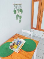 Estúdio família | Cofres nos quartos, espaço de trabalho para notebook, cortinas blackout