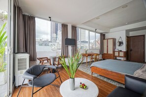 Minibar, cofre no quarto, secretária 