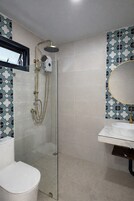 Quarto Duplo Standard | Casa de banho | Um polibã, artigos de higiene pessoal grátis, um secador de cabelo 