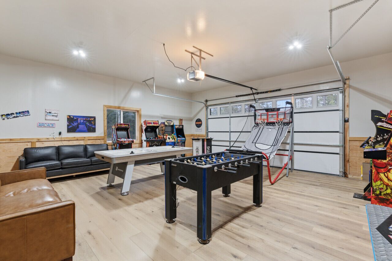 Timber & Tin | 30min To Yellowstone, Sauna, Hot Tub, Game Room! - Island Park, ID