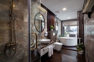 Quarto Duplo Presidencial, varanda, vista para o mar | Casa de banho | Um polibã e uma banheira separados, um chuveiro de hidromassagem 