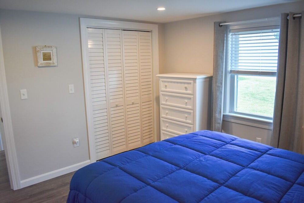 Updated beach house, sleeping 6, just .3 miles to Raycroft Beach ...