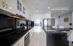Apartamento luxo, 2 quartos, cozinha, vista para a cidade | Cozinha privada | Geladeira, micro-ondas, fogão, cooktop