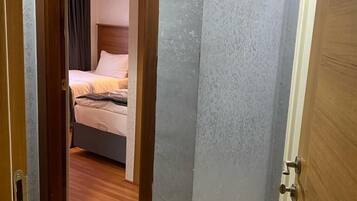 Cofre no quarto, secretária
