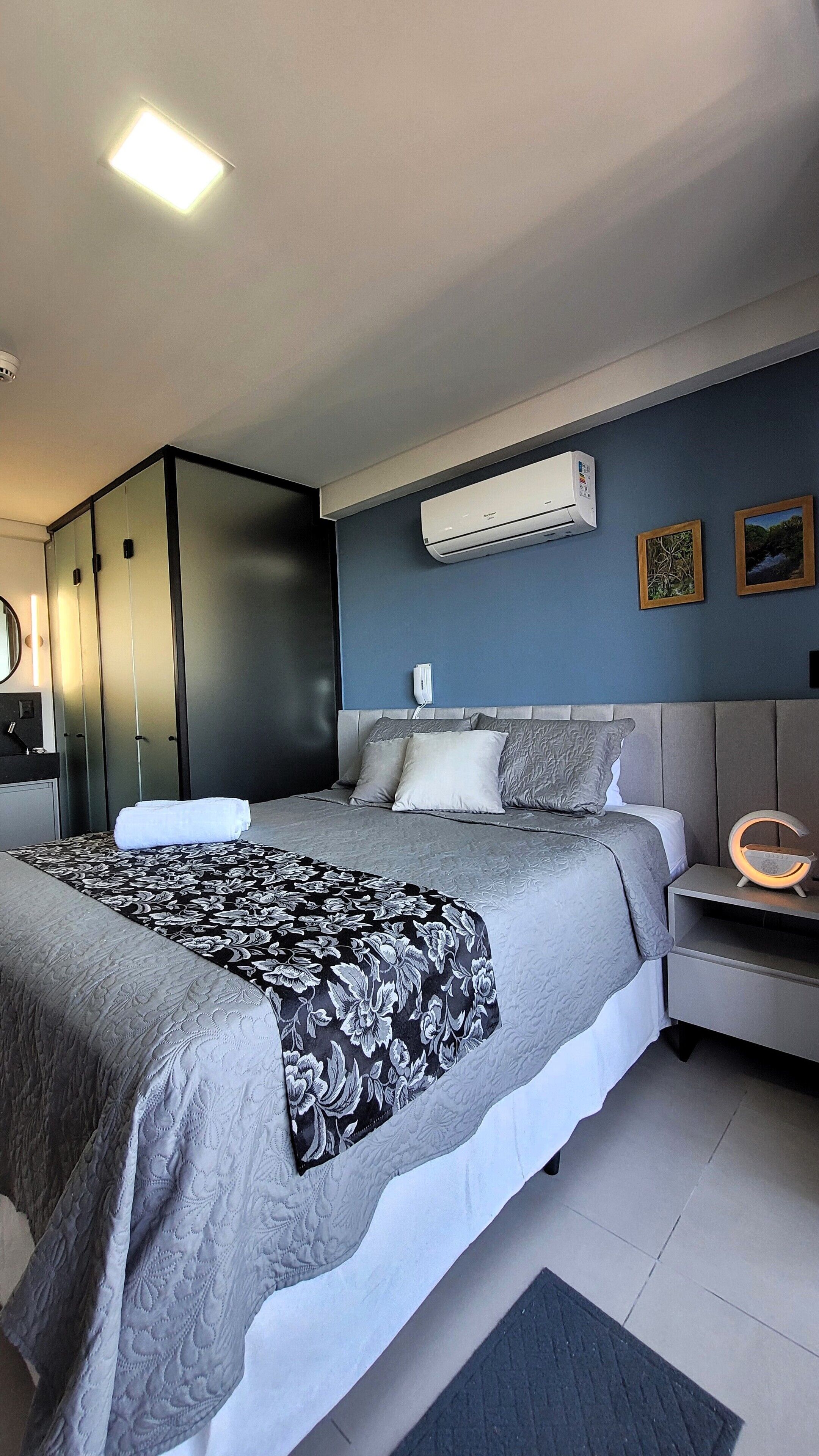 Suite-Estúdio Premium, 1 cama queen-size, cozinha, vista parcial para o mar | Roupa hipoalergénica, camas de colchão pillowtop, secretária 