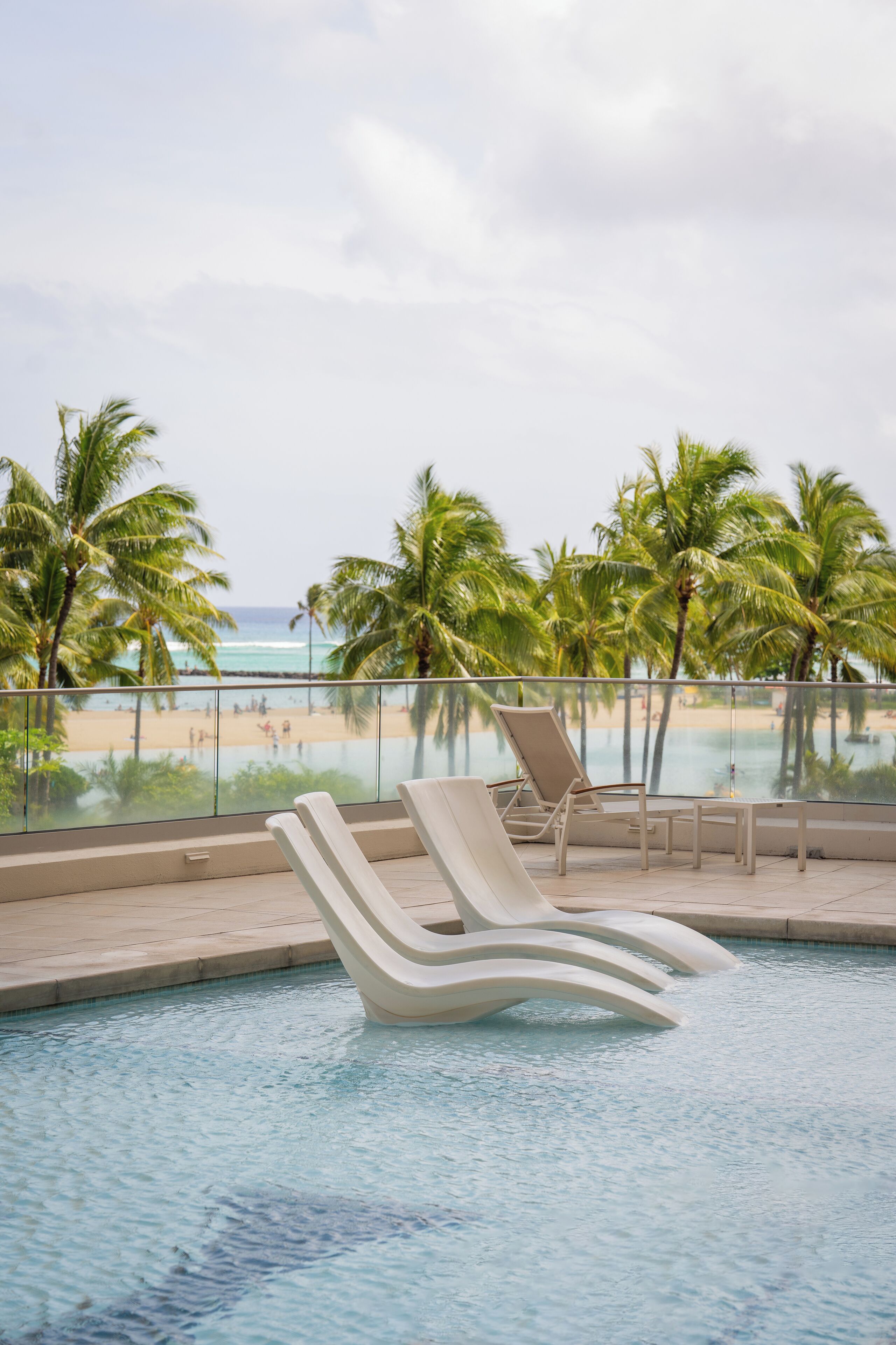 2 piscinas exteriores, guarda-sóis, espreguiçadeiras 