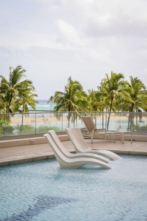 2 piscinas externas, guarda-sóis, espreguiçadeiras