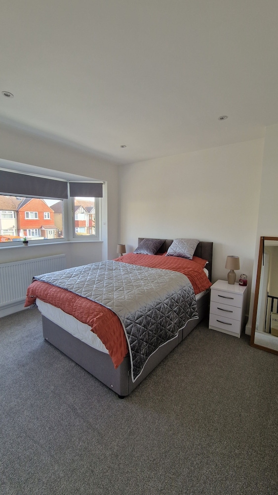 15 Minutes From Famous Wimbledon, An Inviting Family Home Nestled Away - Epsom