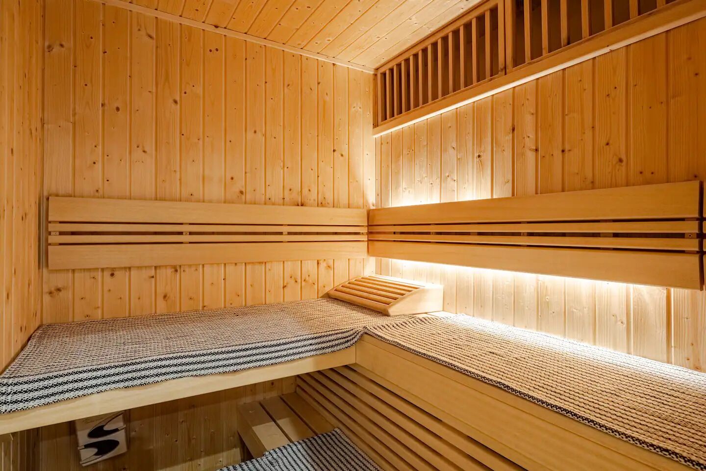 Uma sauna com paredes e bancos de madeira.