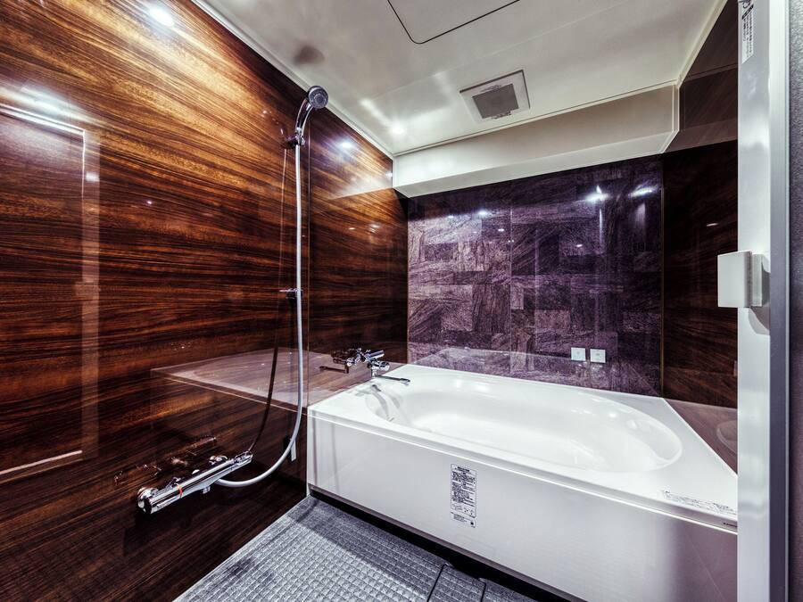 Quarto Standard | Casa de banho | Um polibã e uma banheira separados, um secador de cabelo
