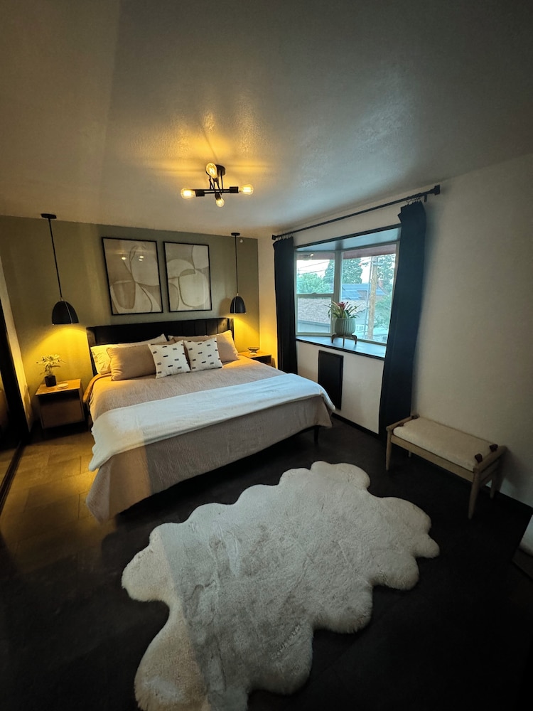 Alley way gem! Hot tub, Sauna, Steam Shower, Full adult game room, pool table! - Reno | Vrbo